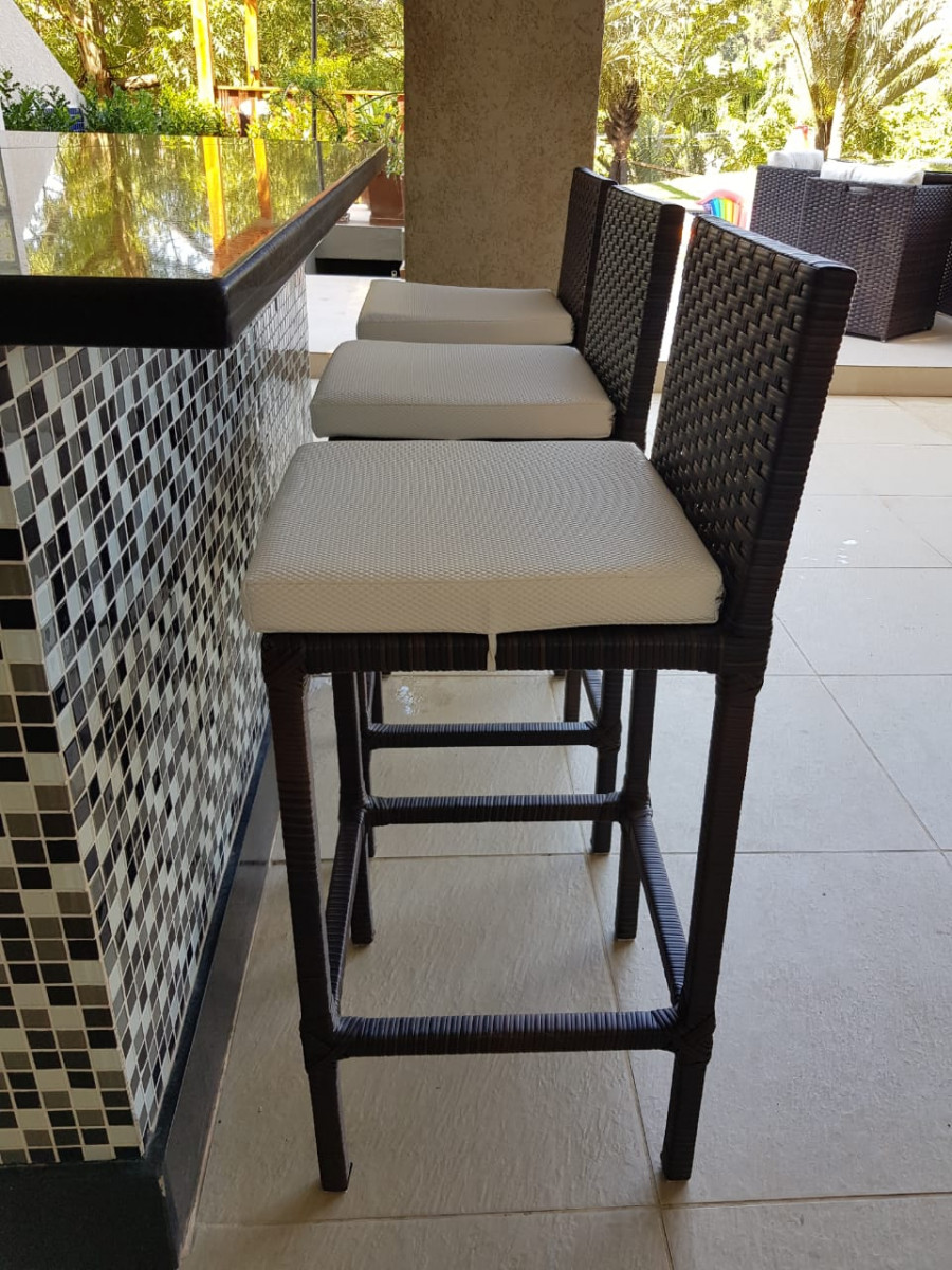 Banqueta em fibra sintética França Com Estofado – Ateliê Móveis Sucesso